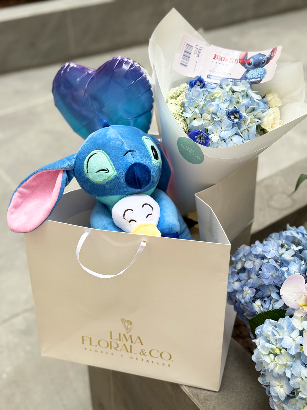 Pack Pudge: Stitch patito + mini ramo – Lima Floral & Co.