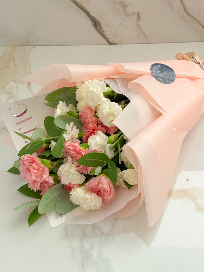 Ramo Claveles y Fino Follaje – Lima Floral & Co.