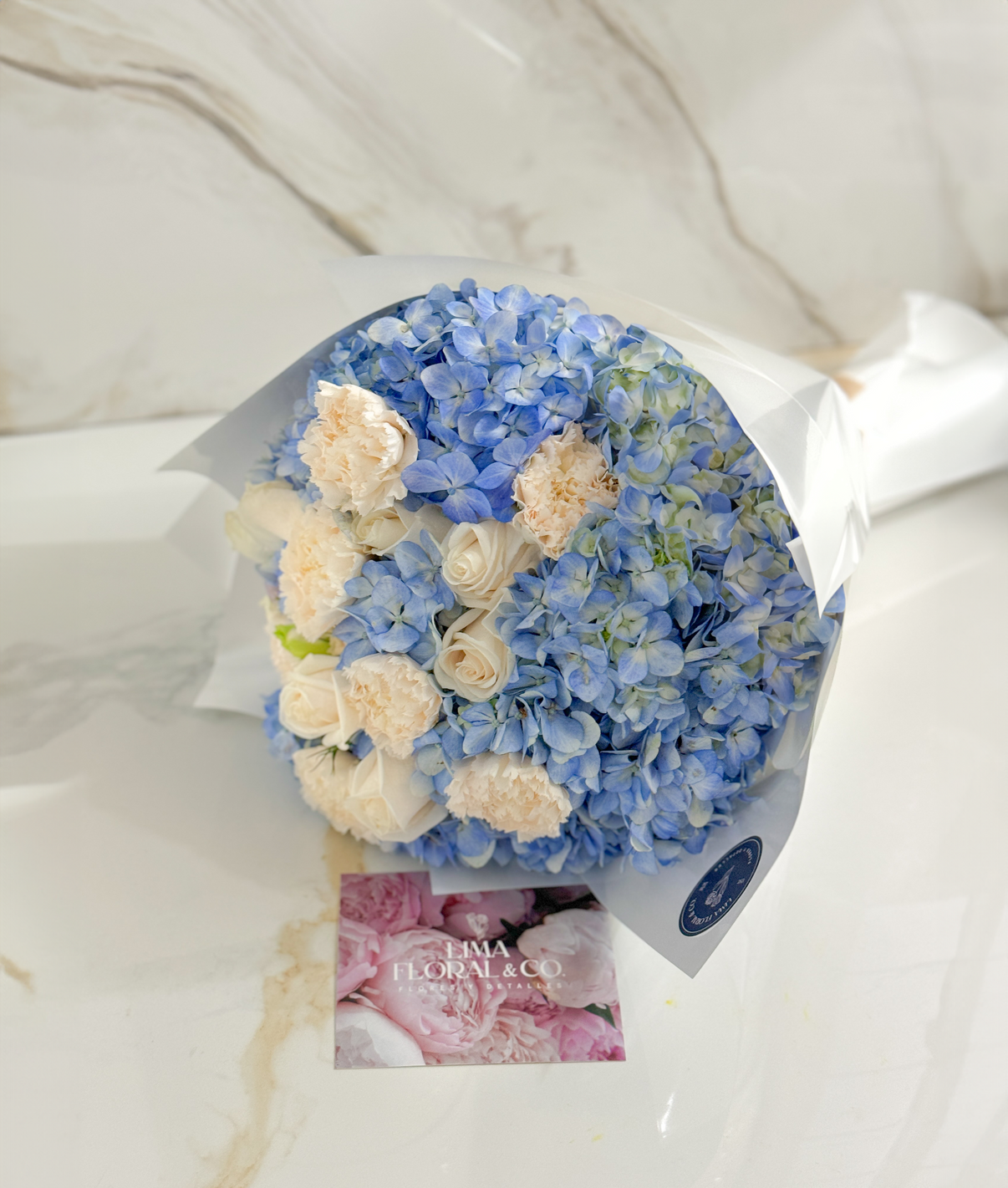 Ramo Celeste Cielo: Rosas, Hortensias y Claveles – Lima Floral & Co.
